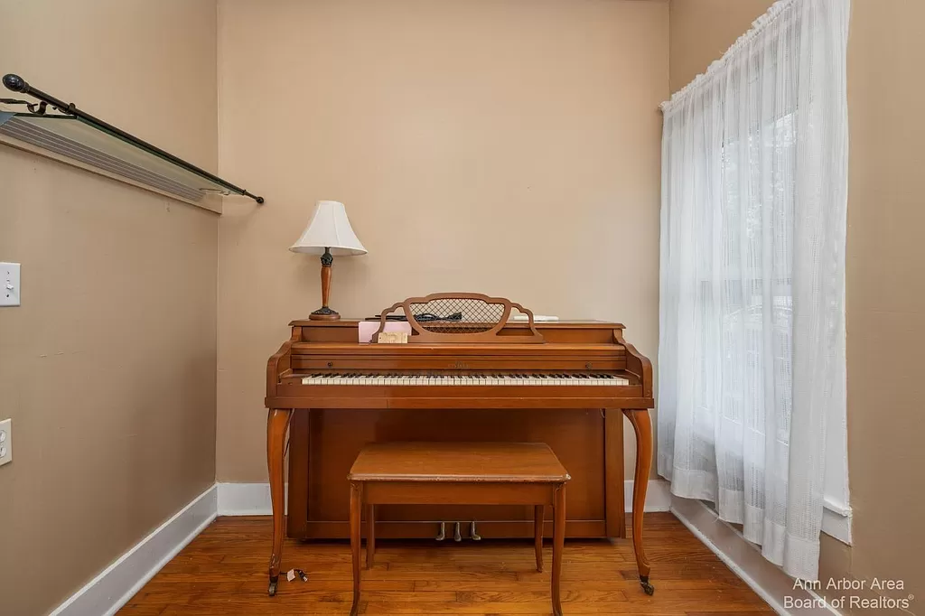 Free Piano in Ypsilanti, Michigan: Console Piano