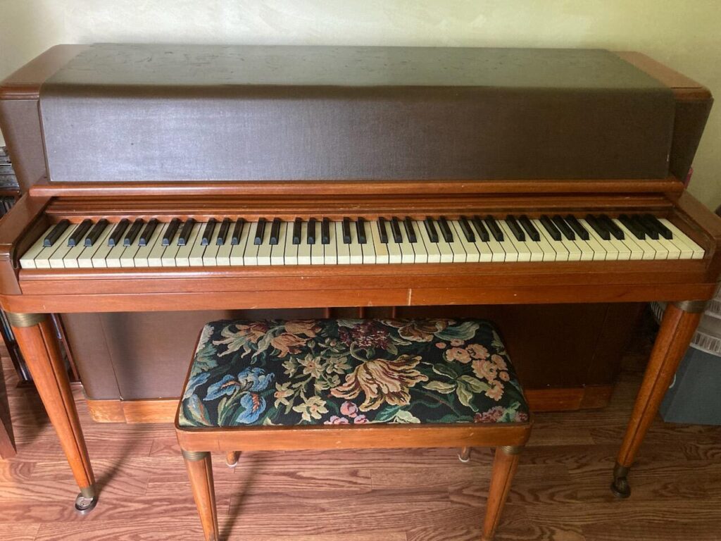 Free Piano in Downers Grove, Illinois: Wurlitzer Spinet Upright